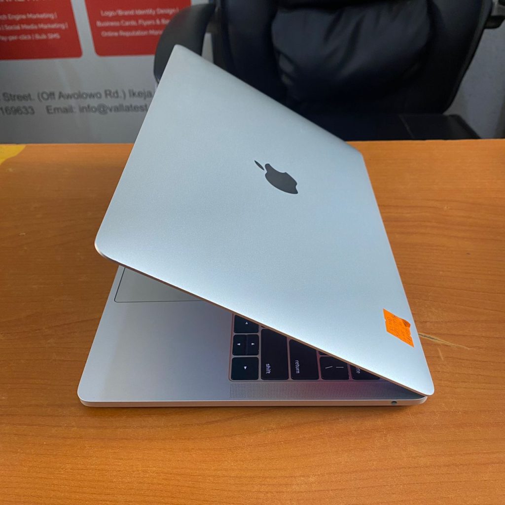 MacBook Pro 2017 Non-Touch Core i7 16Gb 256Gb - VTS Tech and Gadgets